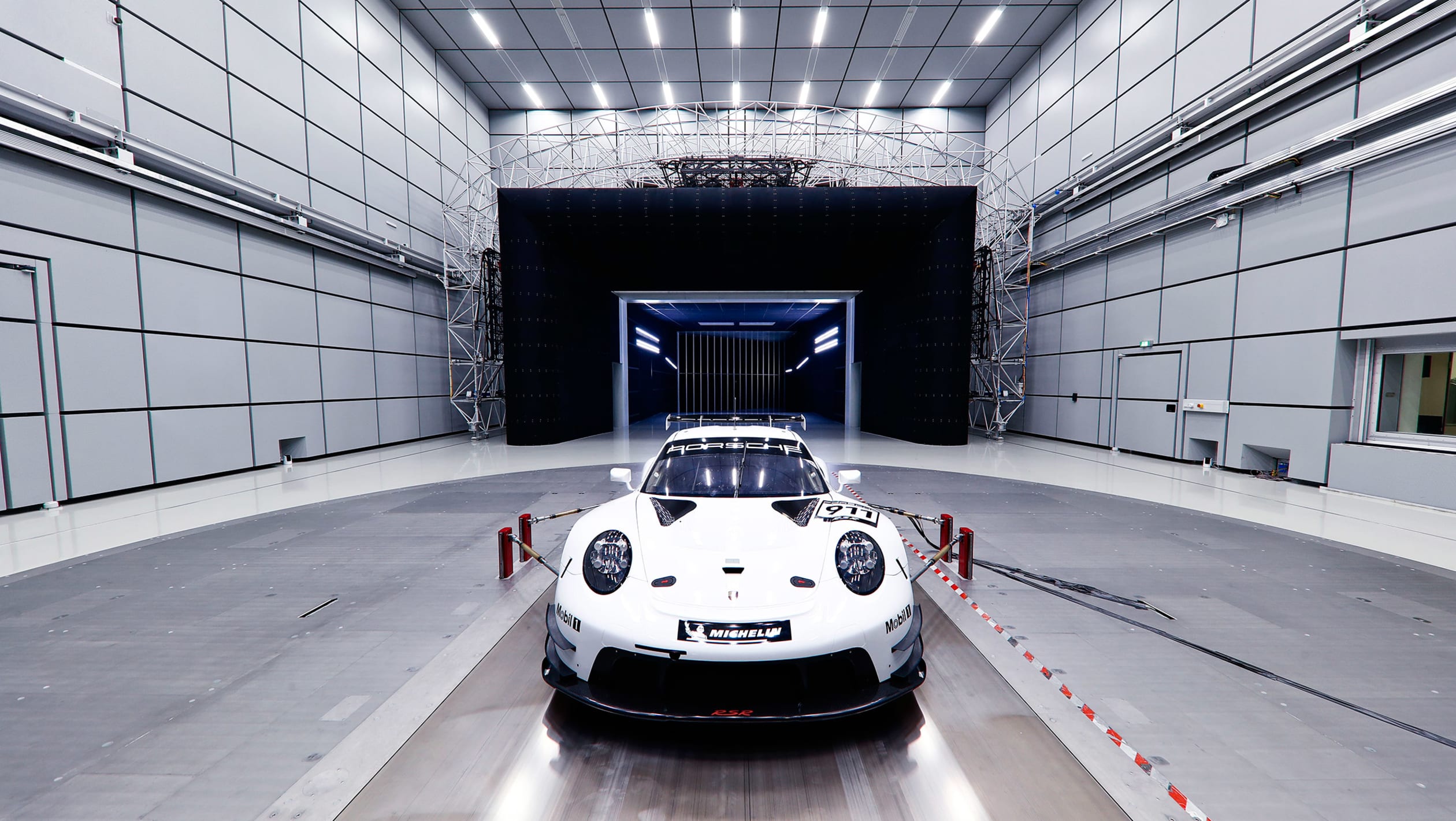 Porsche 911 RSR 2019 - pictures | evo