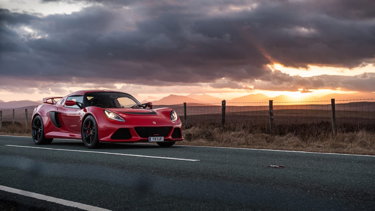 Lotus Exige VS. Alfa Romeo 4C- in pictures | evo