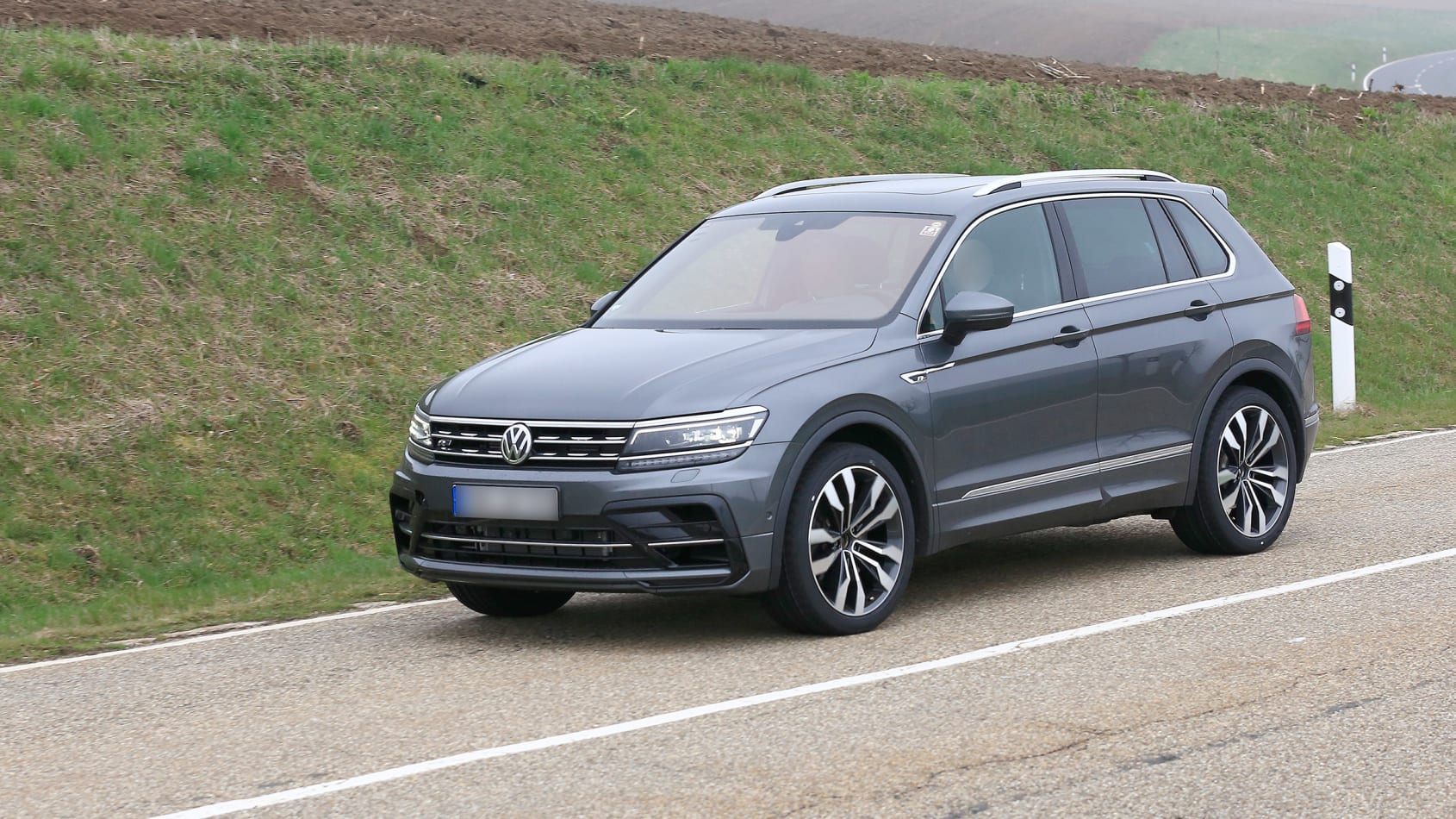 Volkswagen Tiguan R spied - pictures | Evo