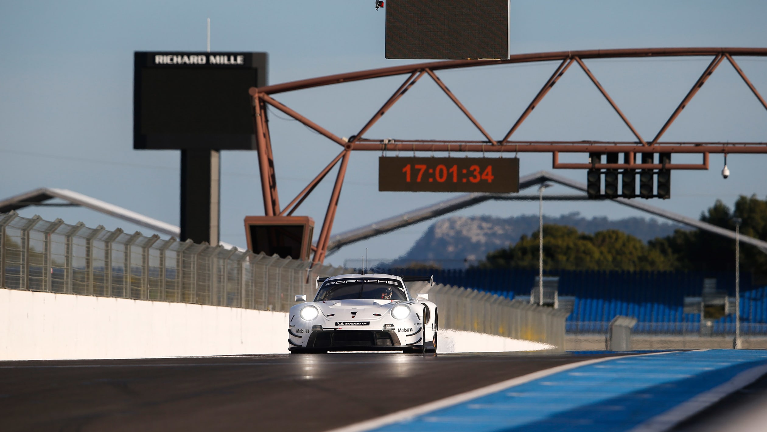Porsche 911 RSR 2019 - pictures | evo