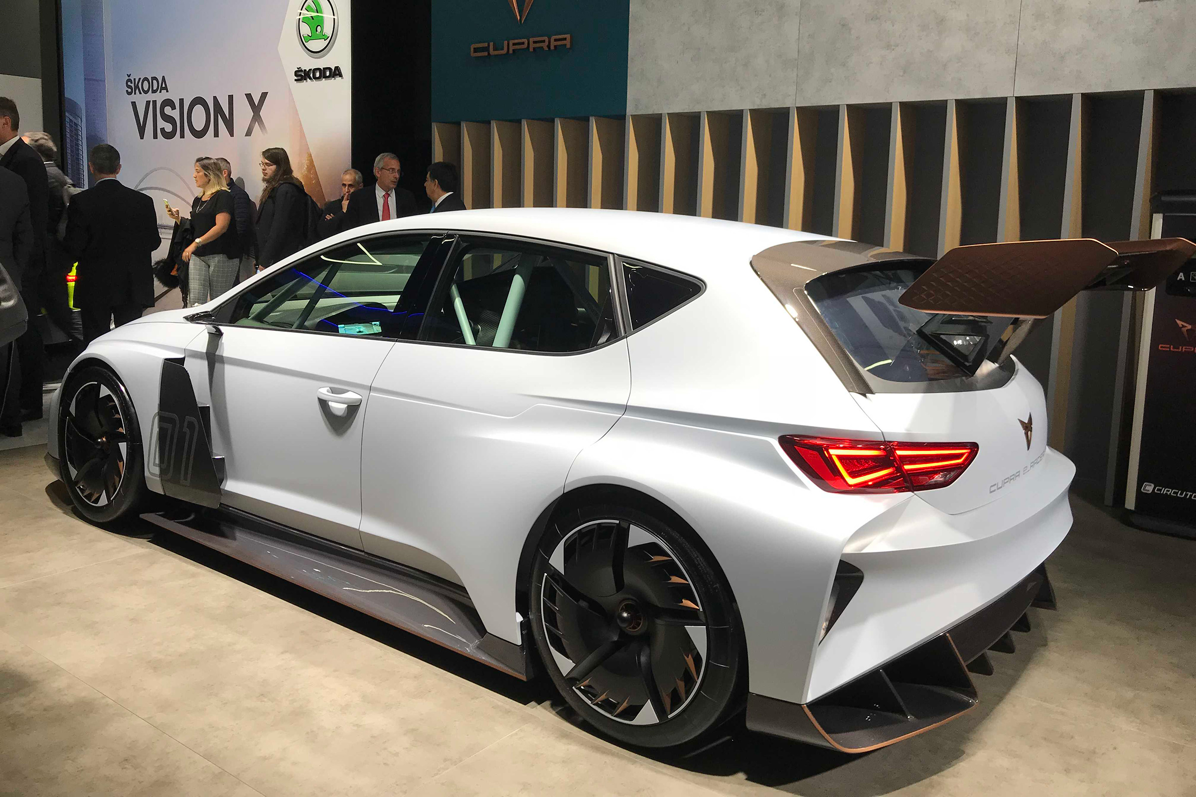Cupra e-Racer revealed previewing future of touring car racing ...