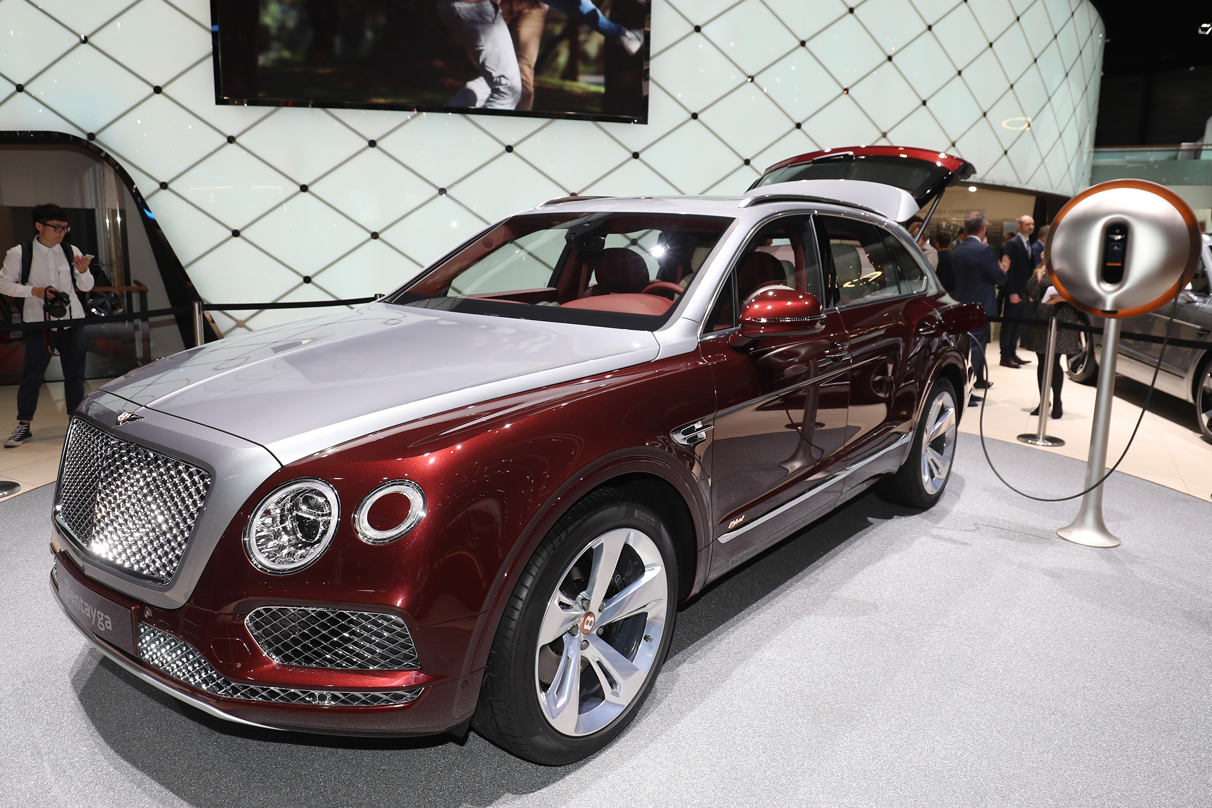 Bentley Bentayga PHEV revealed at Geneva – Bentley’s SUV goes hybrid | evo